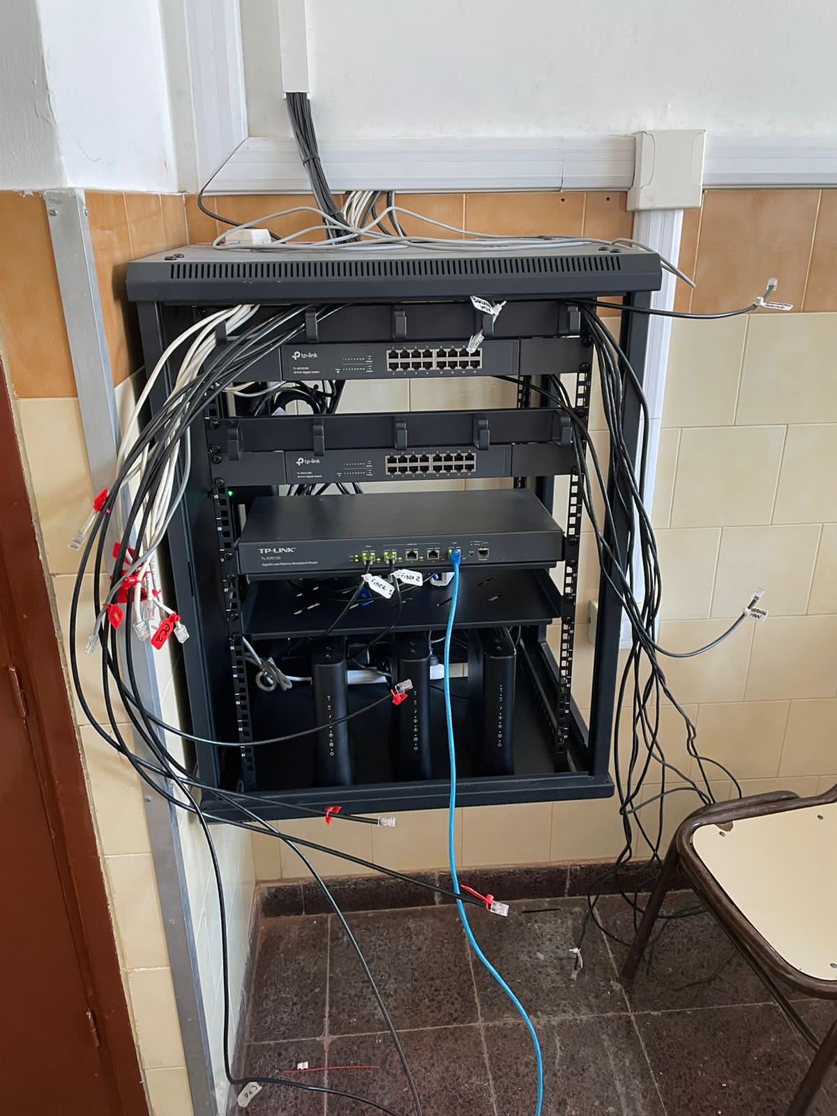 Rack centro de Datos internet en Colegio Pompeya | Tecnología Wi-Fi